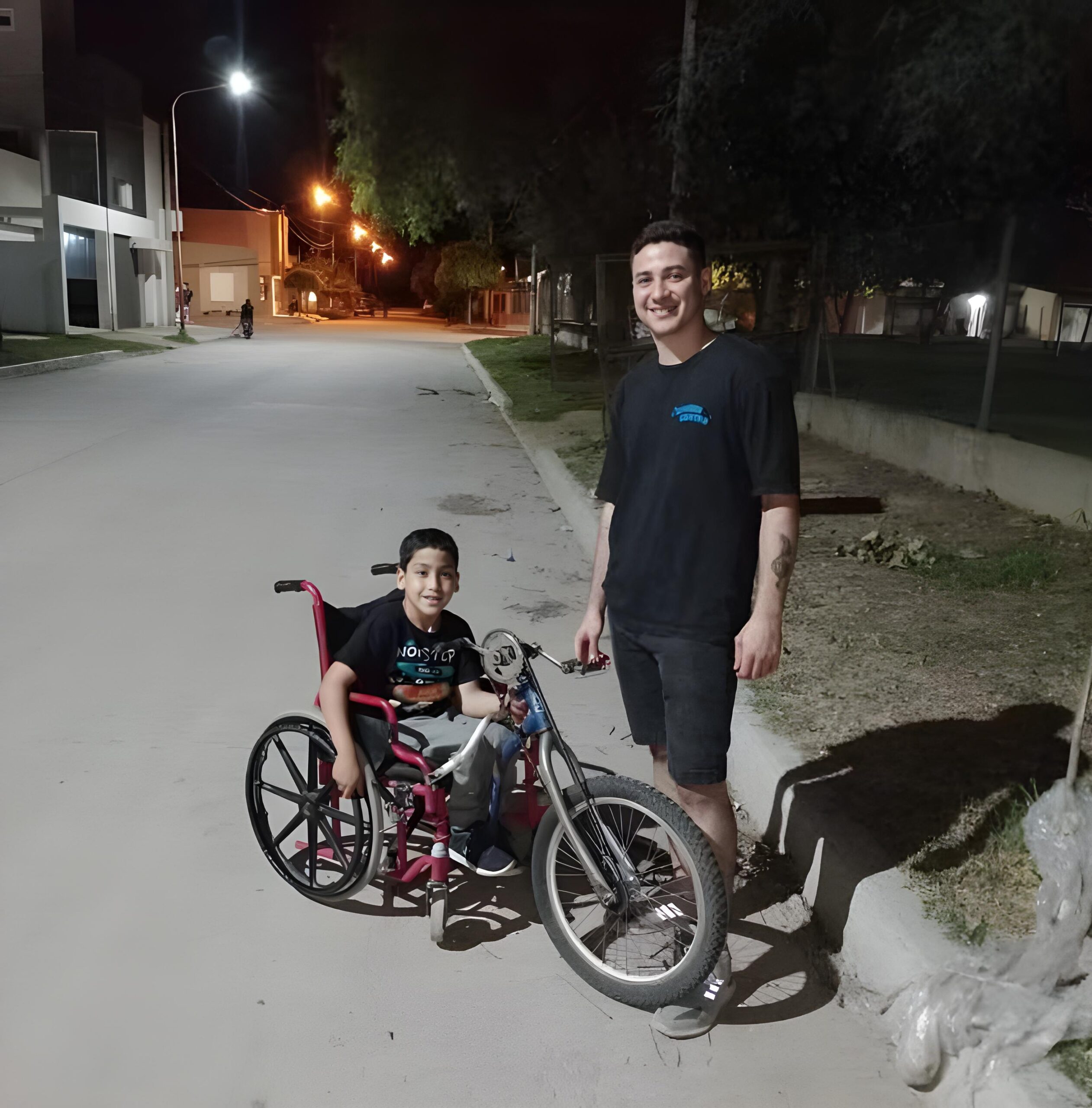 Leandro Lemos, el héroe del barrio: creó una bicicleta adaptada para Kevin, un niño que soñaba ...